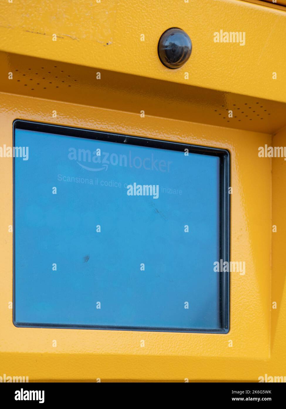 Relay hub hi-res stock photography and images - Alamy