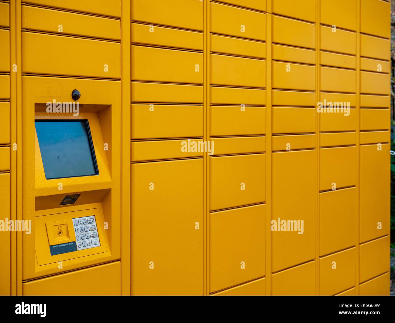 Amazon locker kiosk hi-res stock photography and images - Alamy