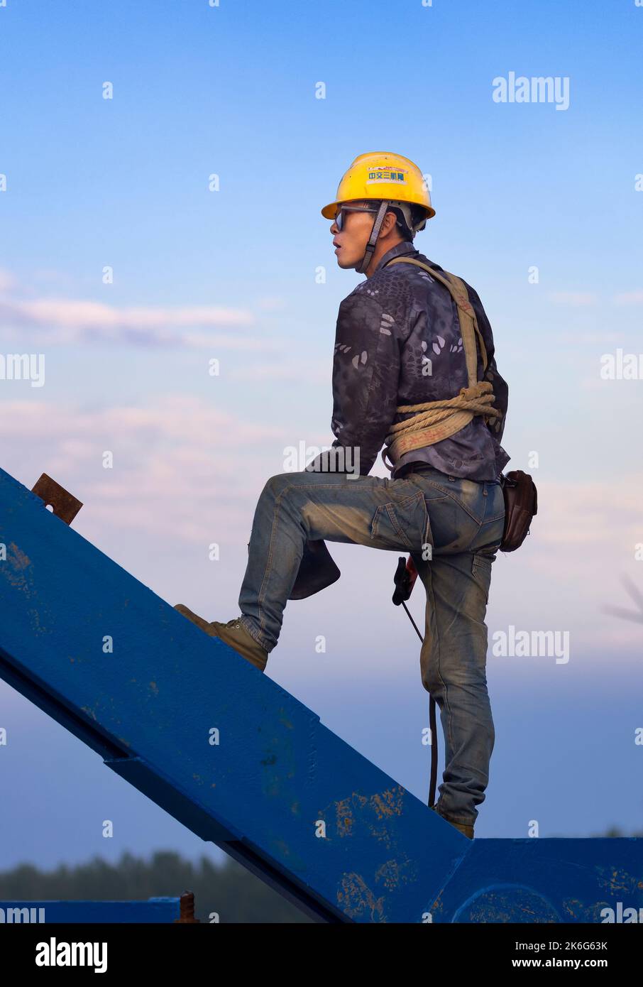 Work at high altitude hi-res stock photography and images - Alamy