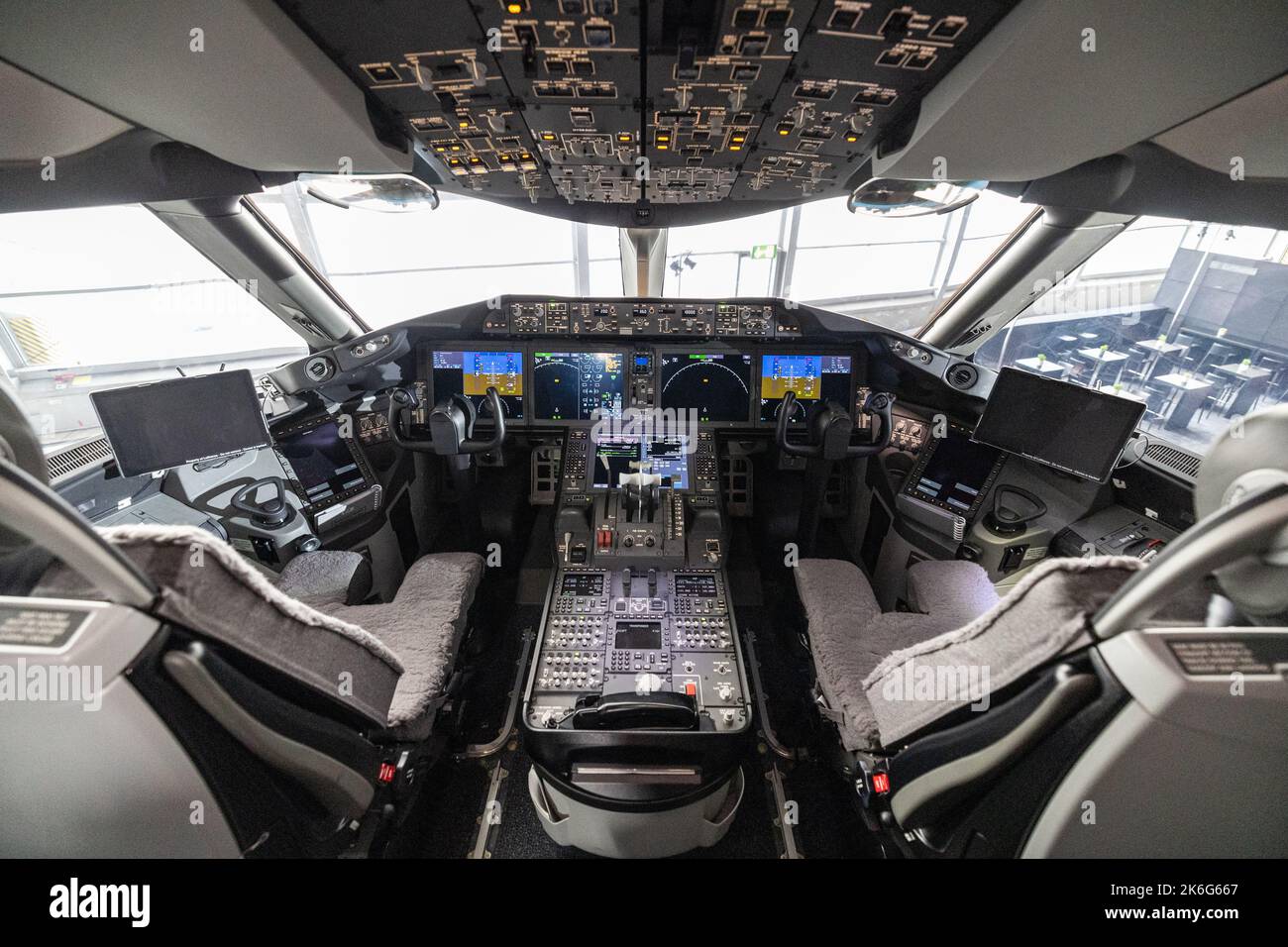 Boeing 787 Cockpit Take Off