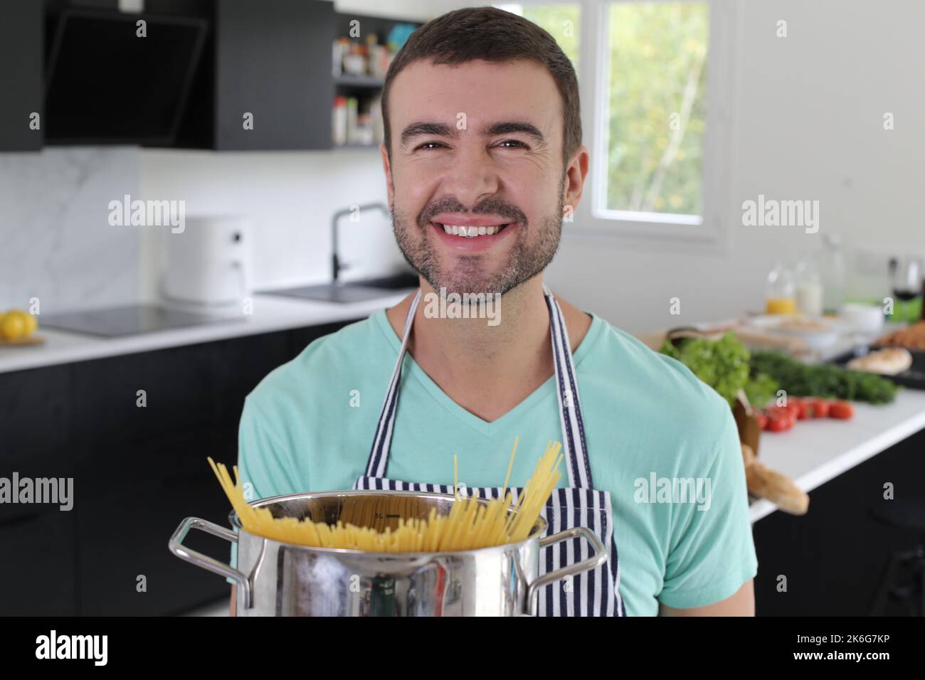 Bachelor cooking hi-res stock photography and images - Alamy