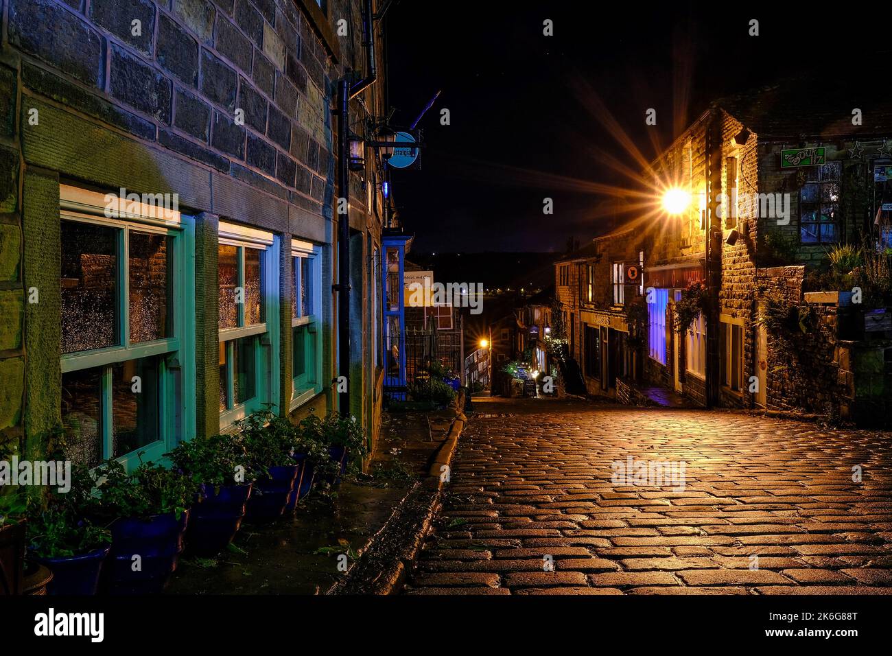 Haworth, West Yorkshire, UK. Main Street at night Stock Photo - Alamy