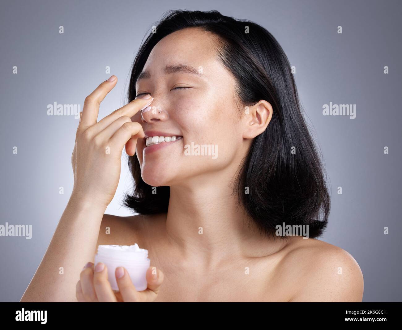 Applying lotion hi-res stock photography and images - Alamy