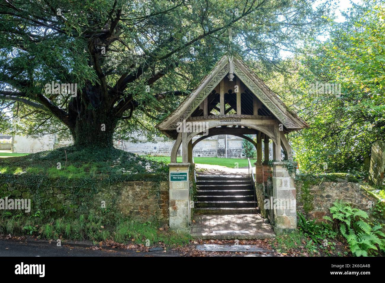 Lychgate hi-res stock photography and images - Alamy