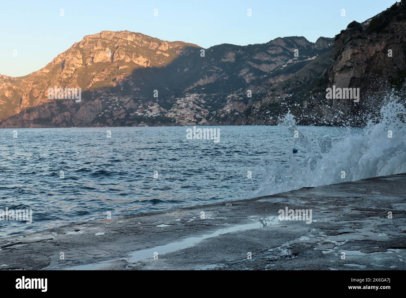 Praiano - Onde sulla scogliera del Lido Gavitella all'alba Stock Photo ...
