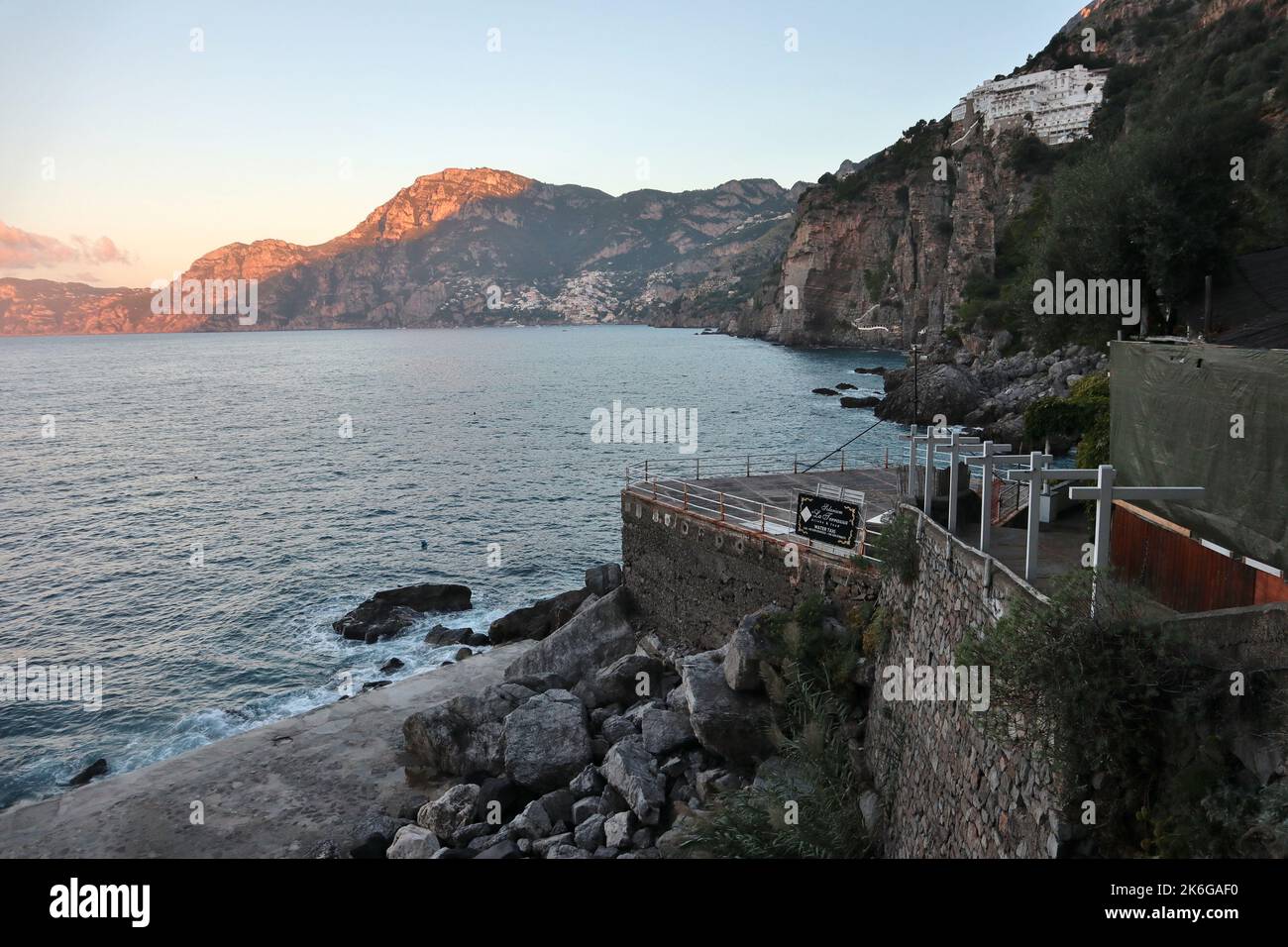 Praiano - Scorcio della costiera dal Lido Gavitella all'alba Stock ...