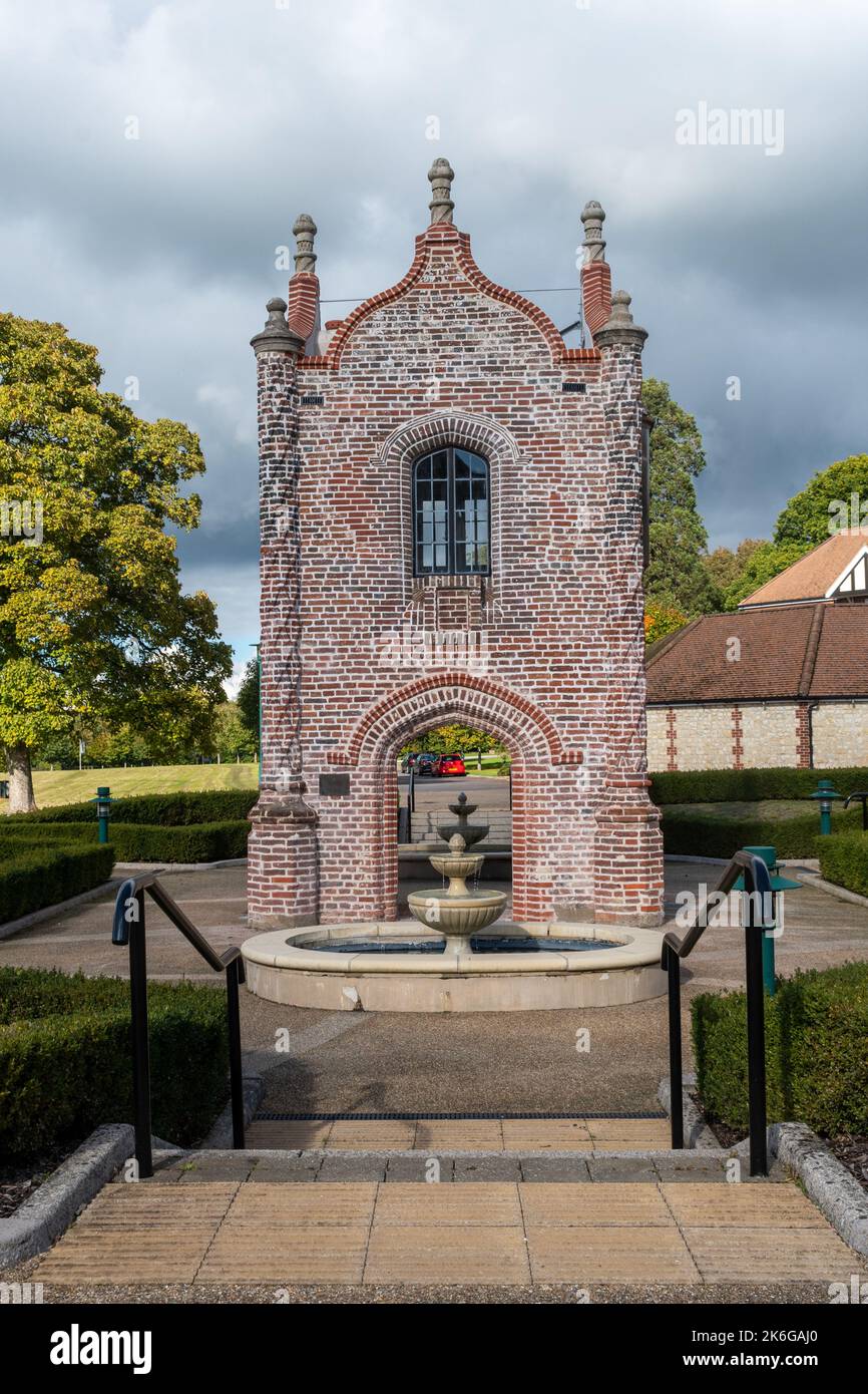 Original tudor gatehouse hi-res stock photography and images - Alamy