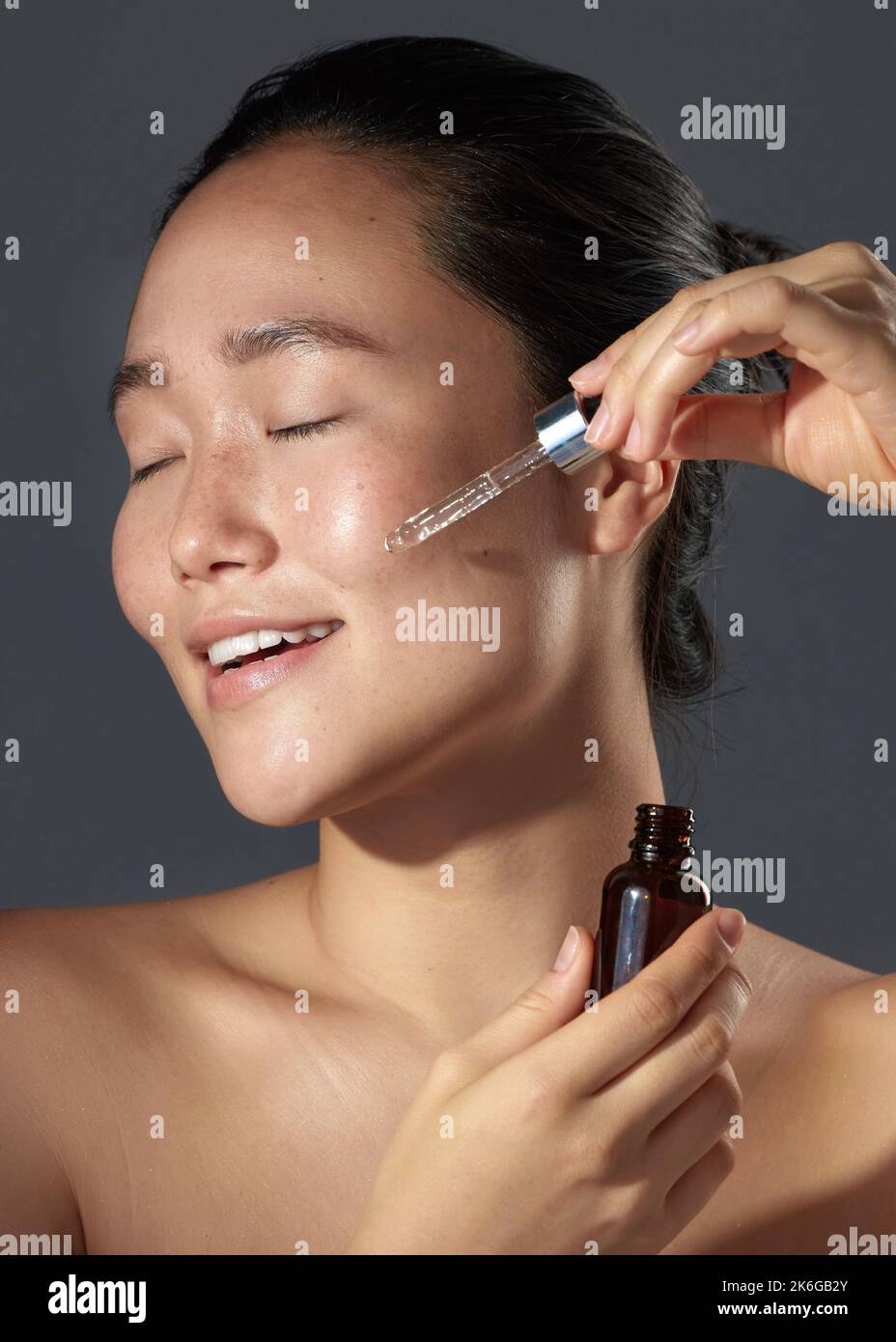 Using body serum hi-res stock photography and images - Alamy