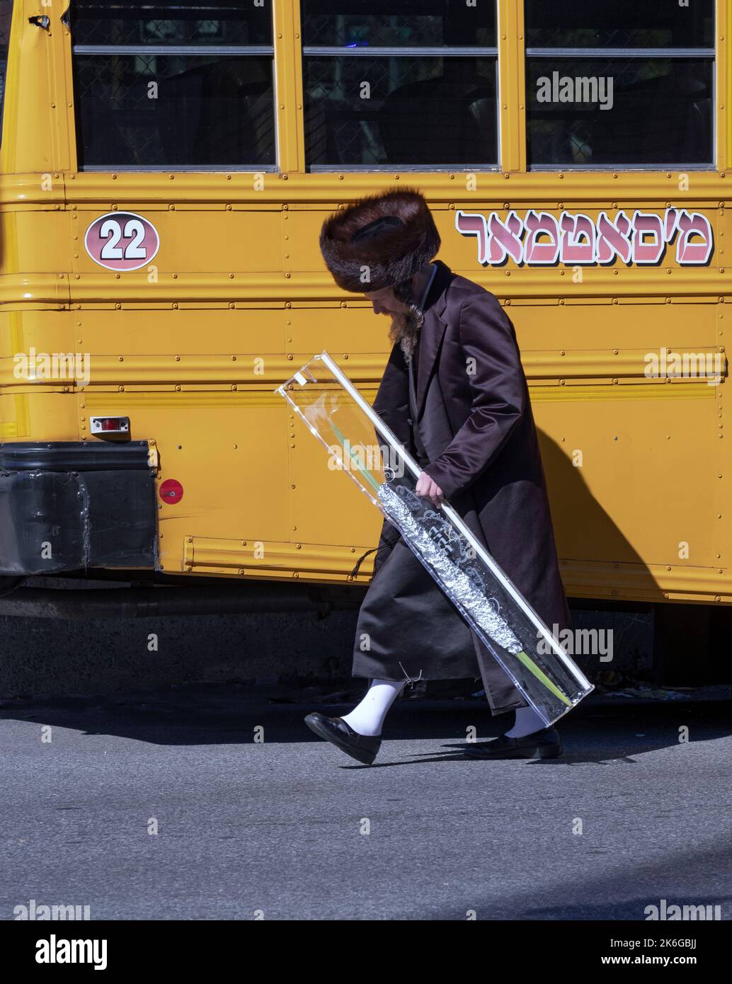 Hasidic white socks hi-res stock photography and images - Alamy