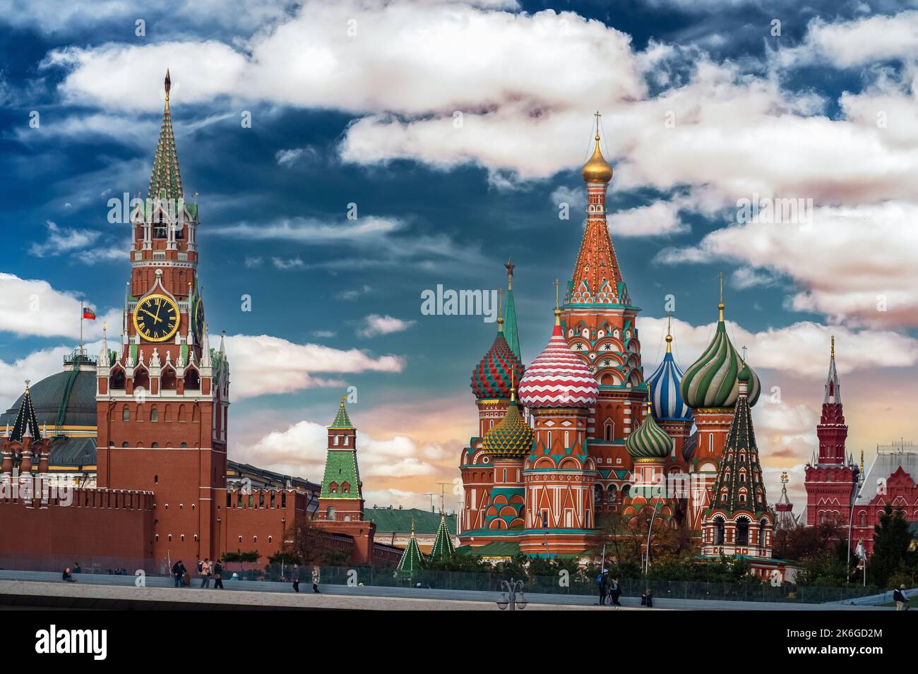 Landmarks of Moscow: Kremlin, St. Basil's Cathedral, Spasskaya Tower ...