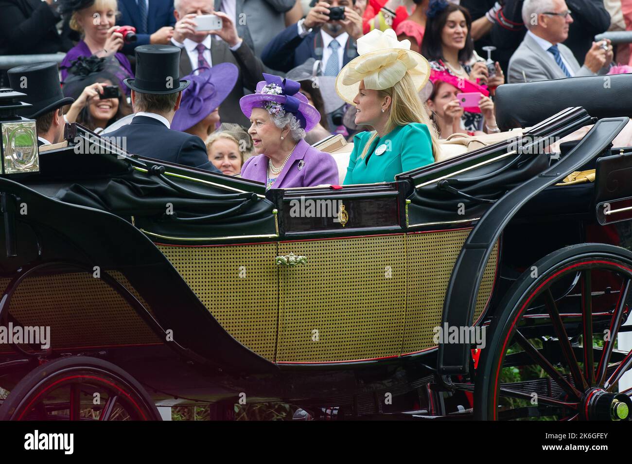 Ascot, Berkshire, UK. 20th June, 2013. Her Majesty the Queen arrives in ...