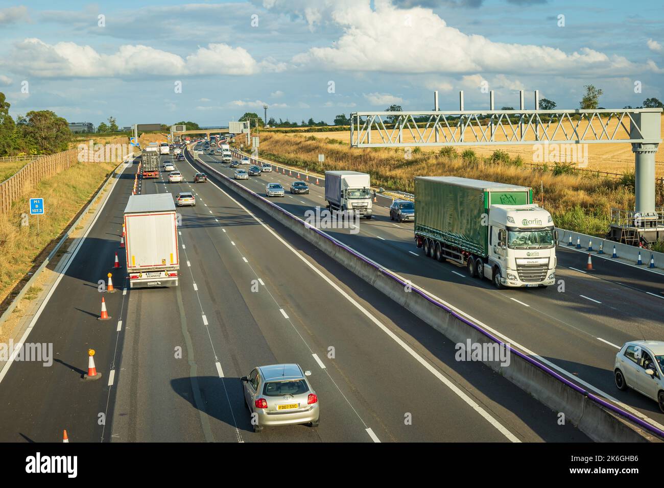 M1 london road sign uk hi-res stock photography and images - Alamy