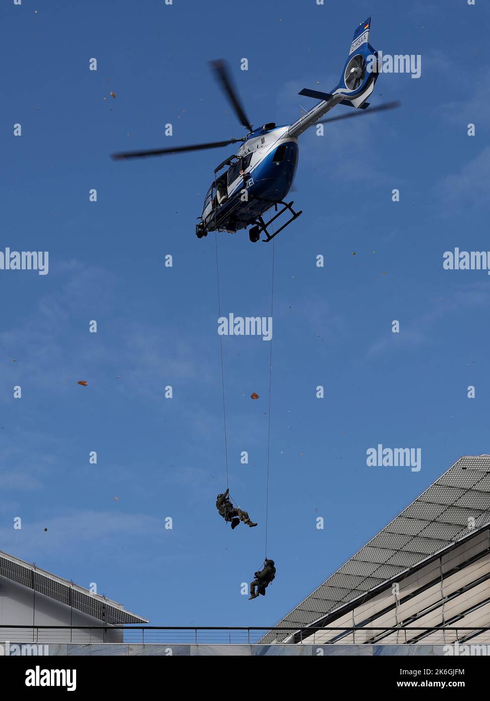 Magdeburg, Germany. 14th Oct, 2022. Officers of the special unit SEK ...