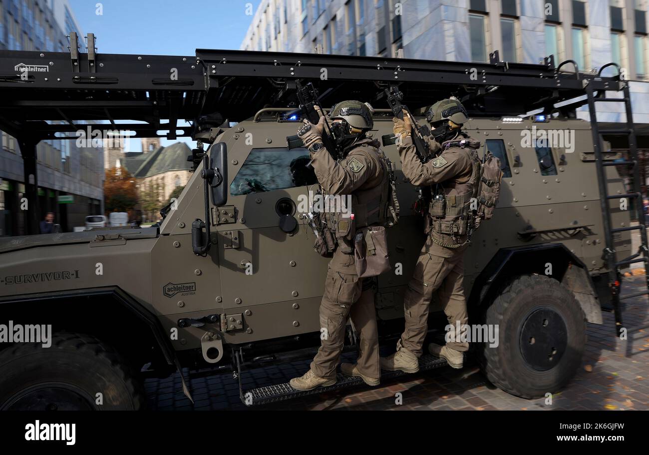 Magdeburg, Germany. 14th Oct, 2022. Officers of the SEK special forces ...