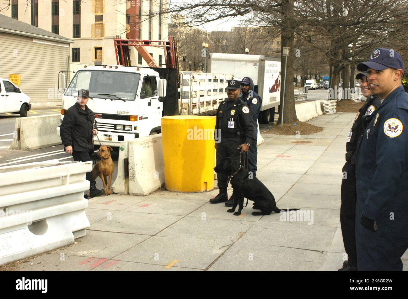 Security with dogs hi-res stock photography and images - Alamy