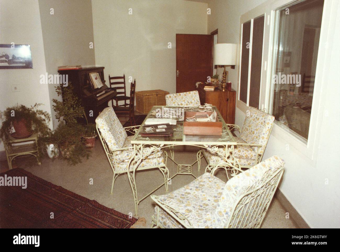 Mid level housing in hi-res stock photography and images - Alamy