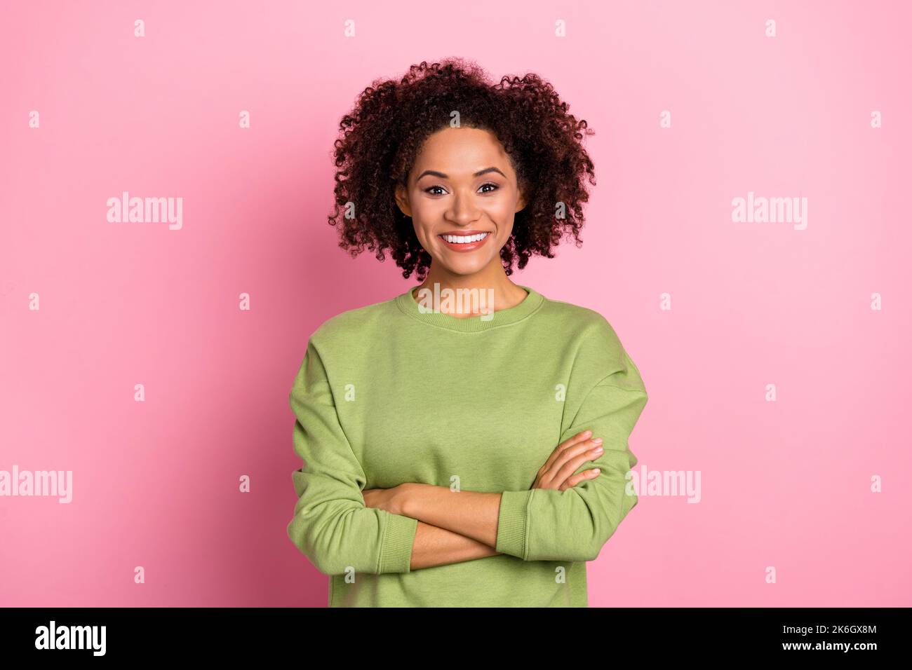 Portrait of attractive cheerful wavy-haired content girl folded arms ...