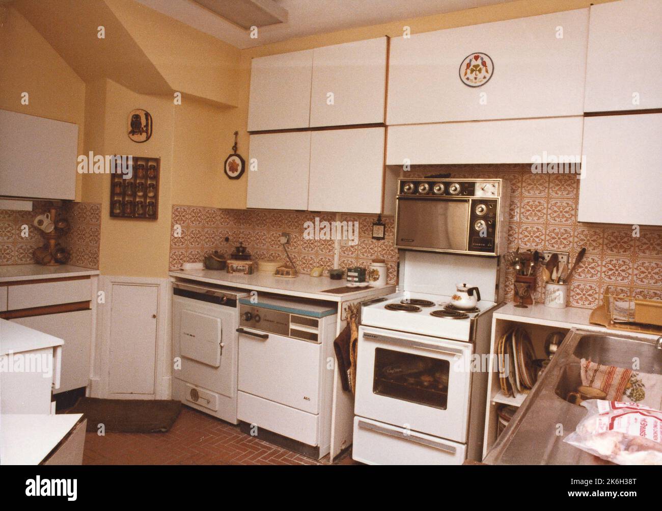 London - Mid-Level Position Residence - 1980, United States photographs ...