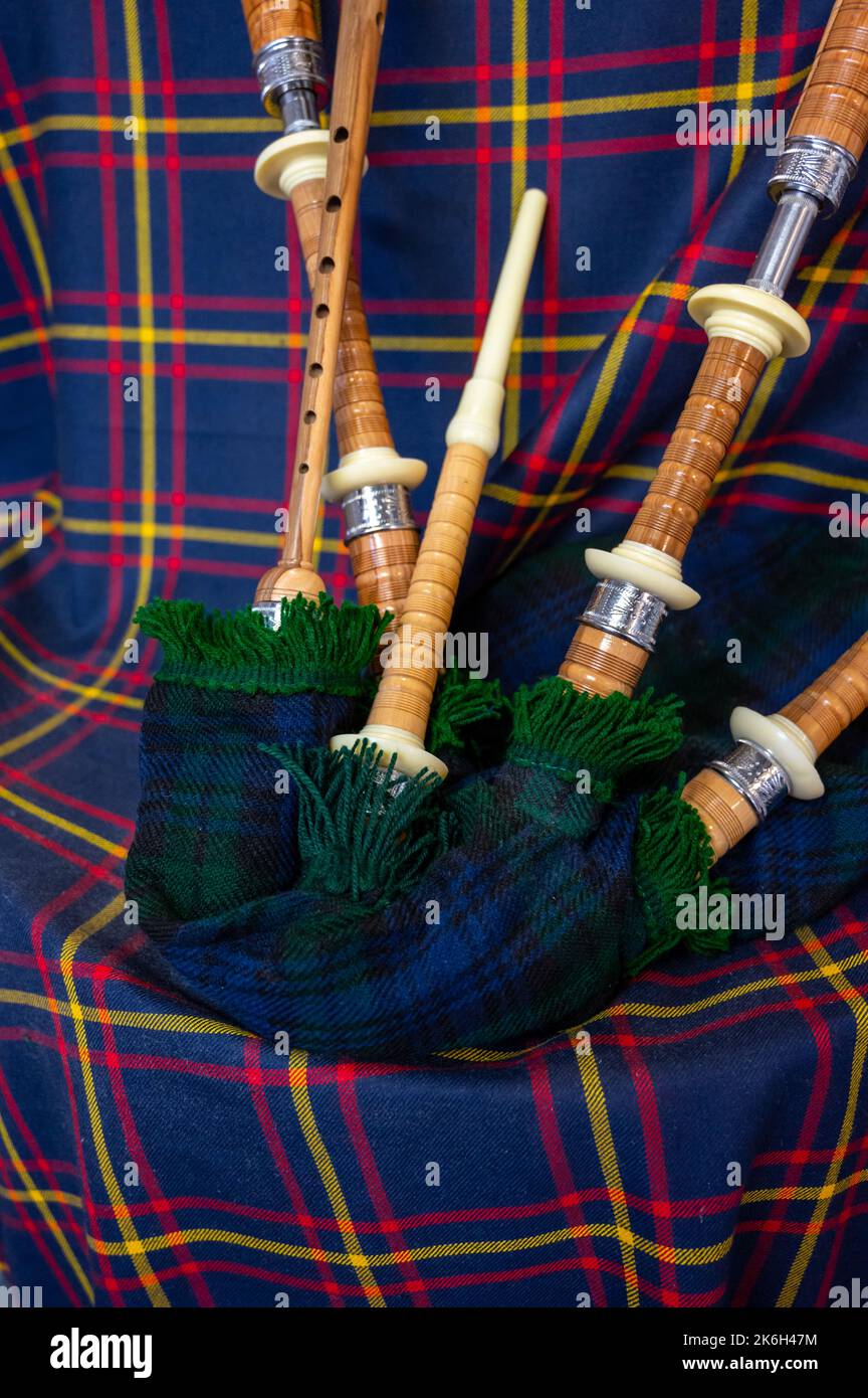 Symbols of Scotland - wollen tartan textile and handmade musical ...