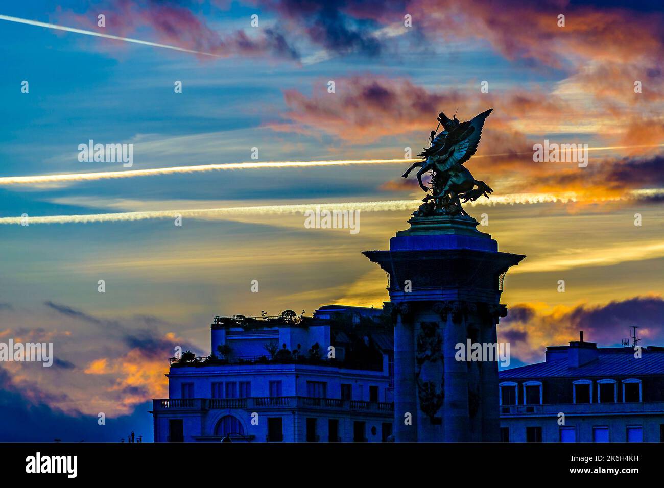 Sunset cityscape scene at alexander III bridge sculpture Stock Photo ...