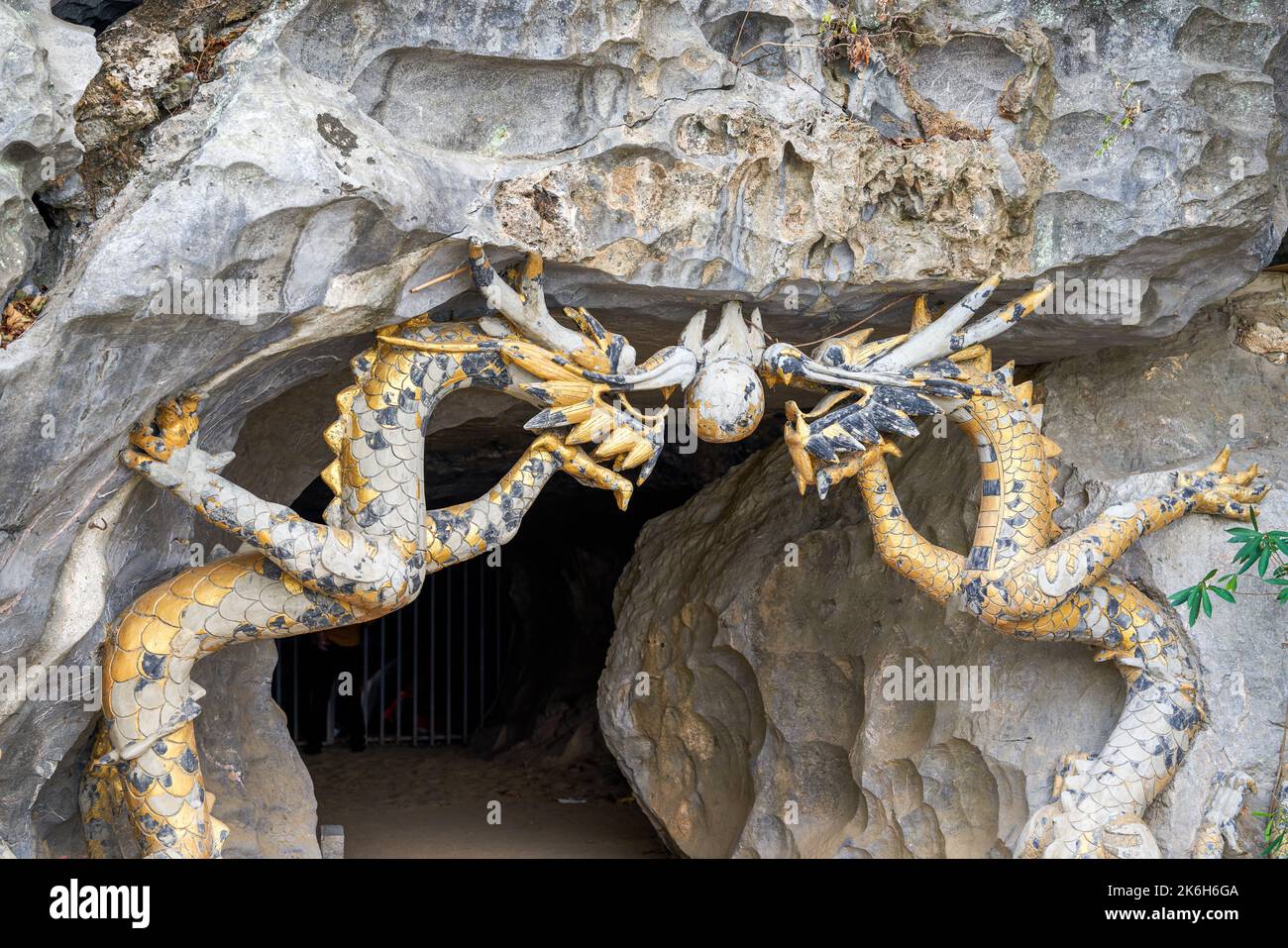 Dragons and stone carvings hi-res stock photography and images - Alamy