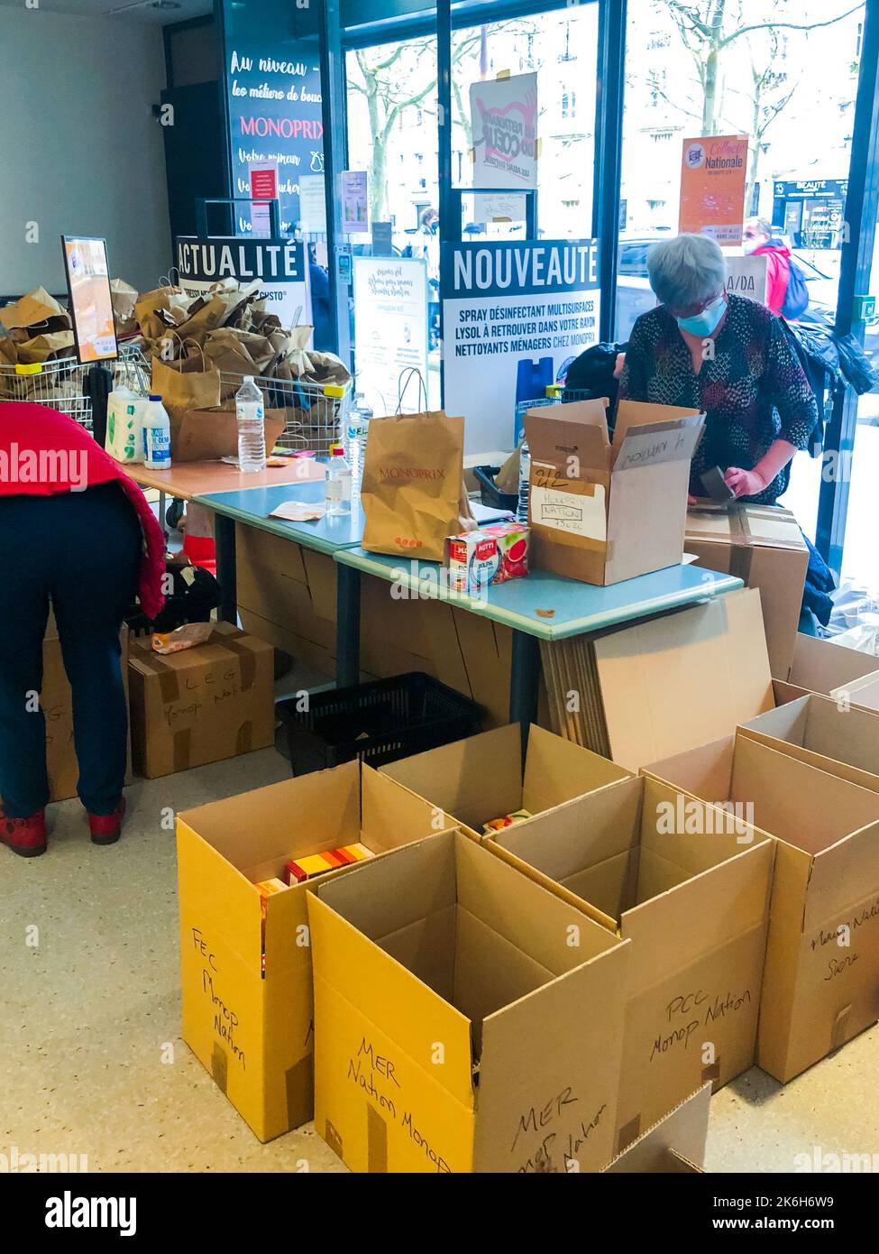 Ng0 volunteers collecting hi-res stock photography and images - Alamy