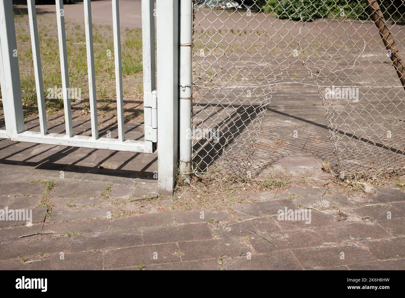 Hole in chain link fence hi-res stock photography and images - Alamy