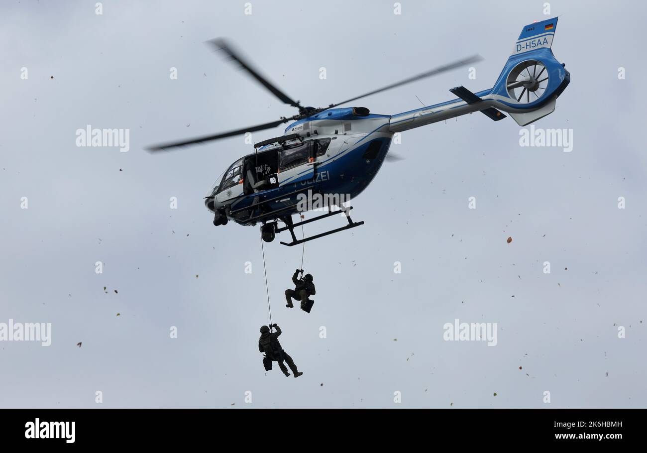 Magdeburg, Germany. 14th Oct, 2022. Officers of the special unit SEK ...
