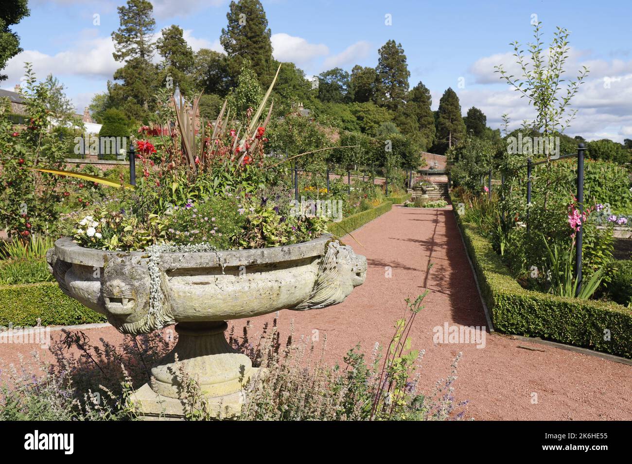 Queen elizabeth garden hi-res stock photography and images - Alamy