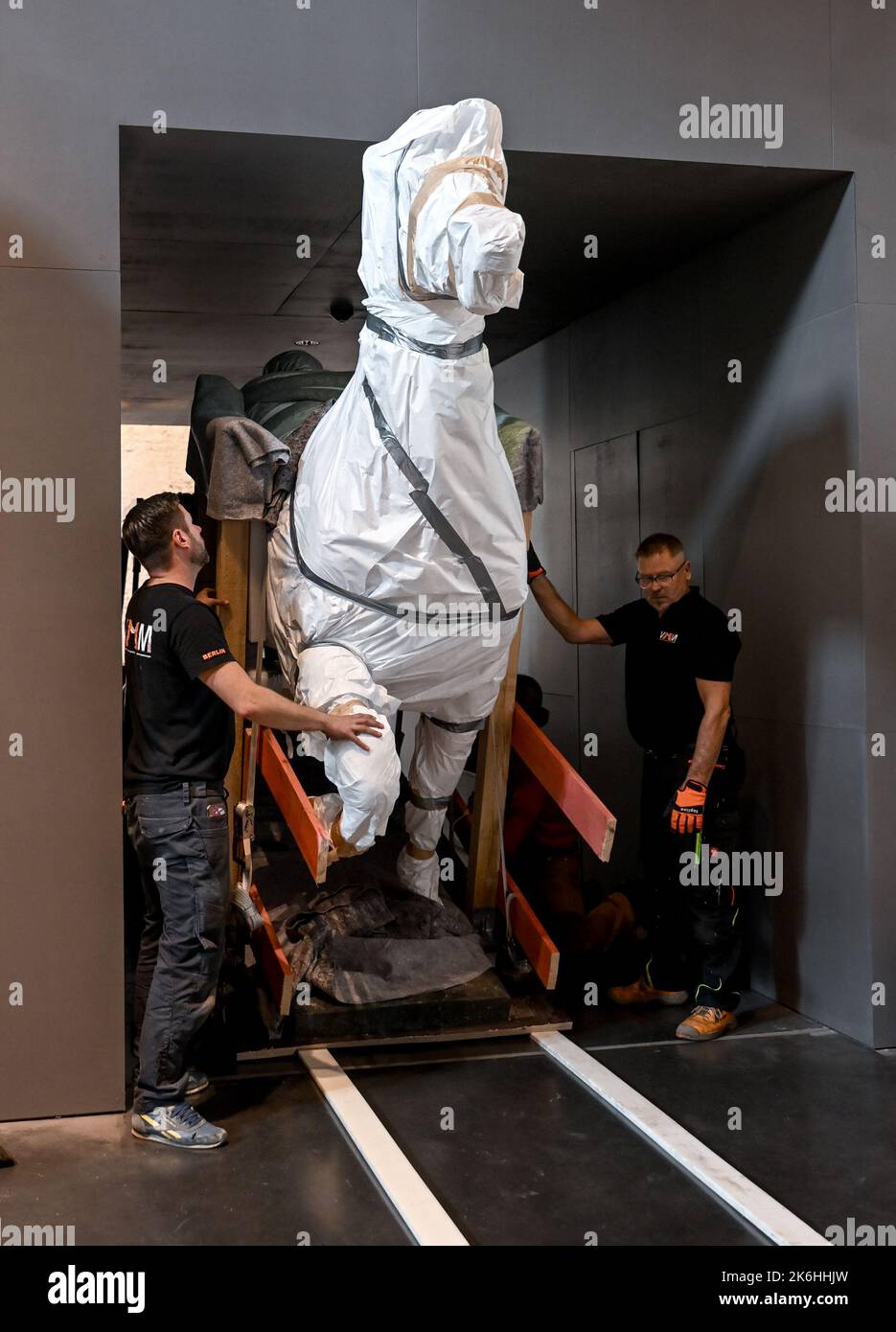 Berlin, Germany. 14th Oct, 2022. One of the Thorak horses is moved to ...