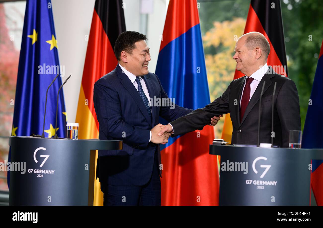 Berlin, Germany. 14th Oct, 2022. German Chancellor Olaf Scholz (r, SPD ...