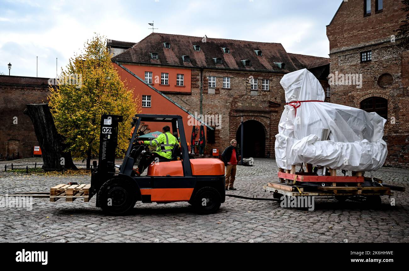 Berlin, Germany. 14th Oct, 2022. One of the Thorak horses is moved to ...