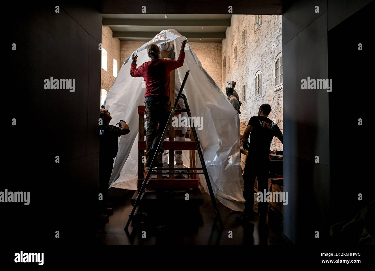 Berlin, Germany. 14th Oct, 2022. One of the Thorak horses is moved to ...