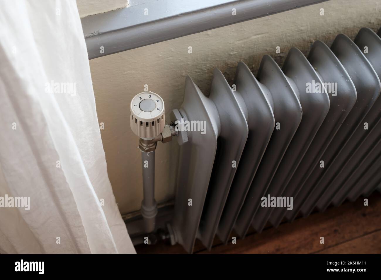 Radiator with a thermostat that reduces the heating temperature ...