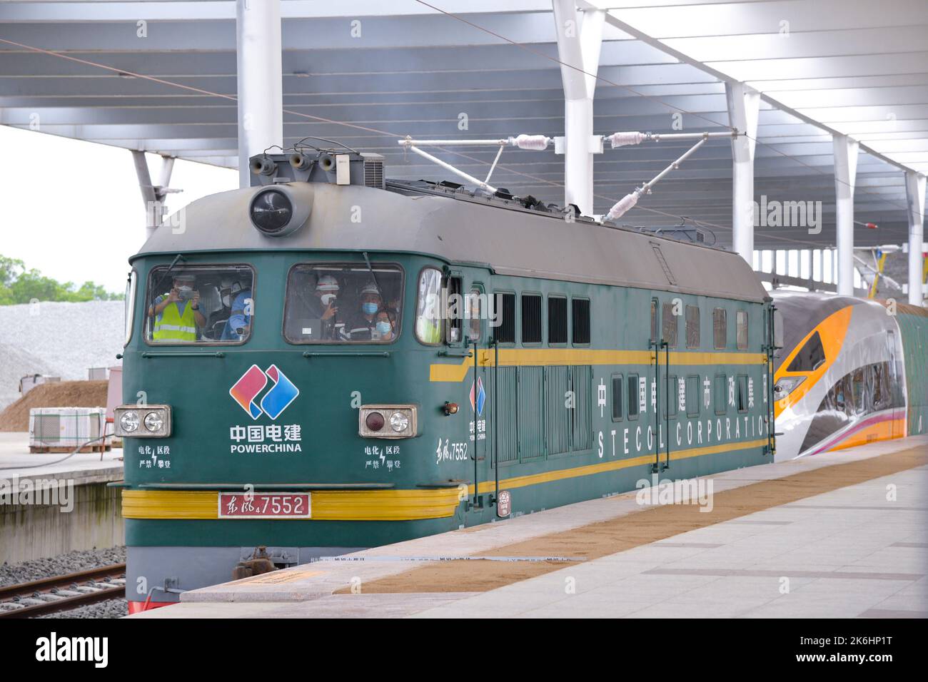 (221014) -- JAKARTA, Oct. 14, 2022 (Xinhua) -- A locomotive (L) tows a ...