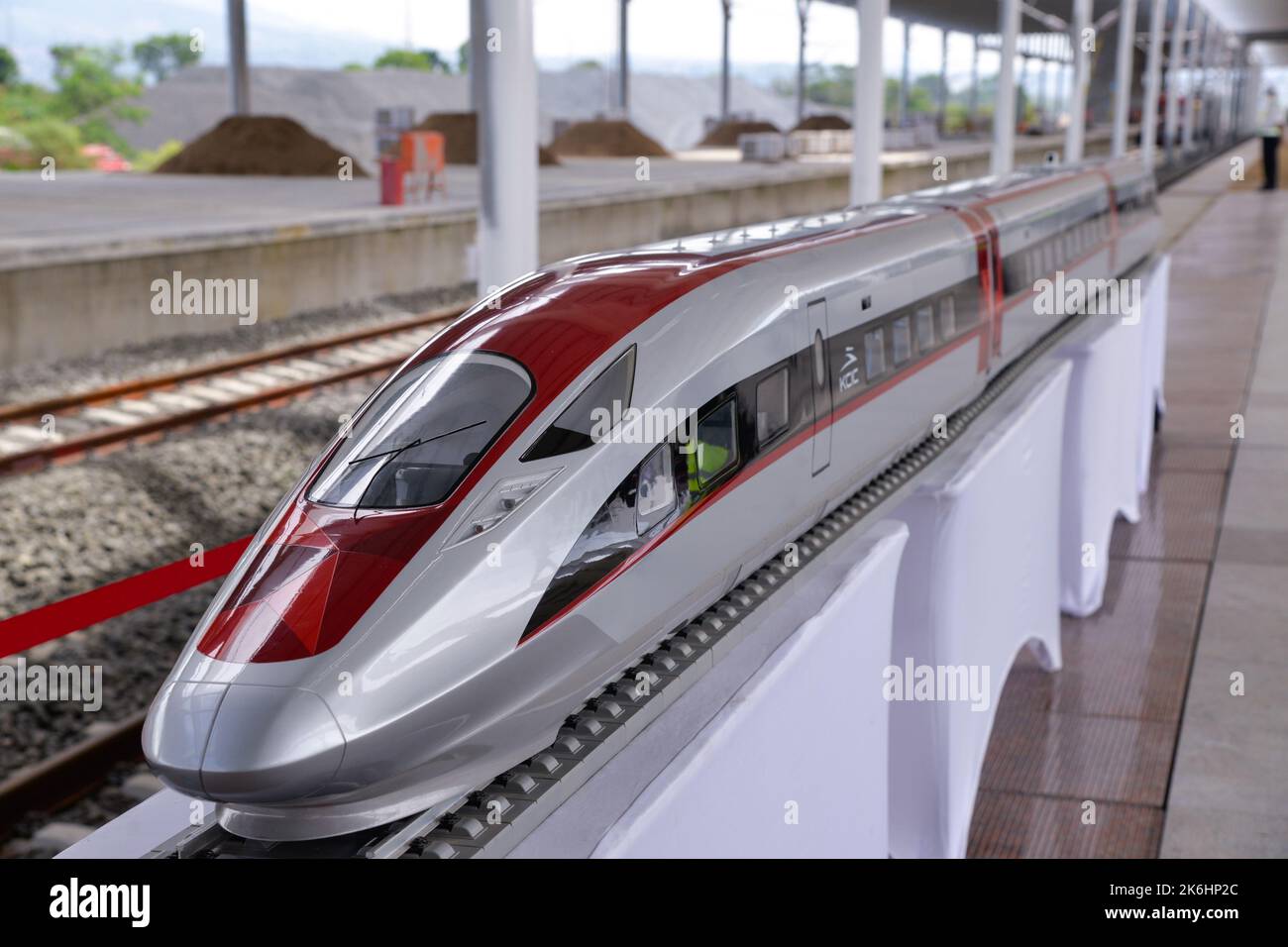 (221014) -- JAKARTA, Oct. 14, 2022 (Xinhua) -- A model of a high-speed train of the Jakarta ...