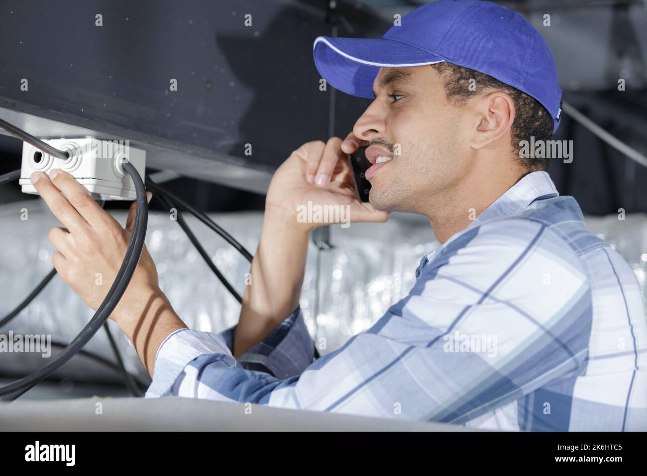 Installing optic hi-res stock photography and images - Alamy