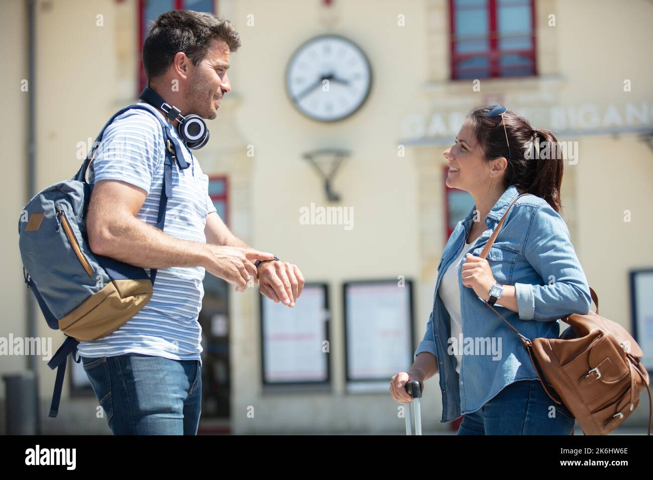 people having a conversation in train station Stock Photo - Alamy