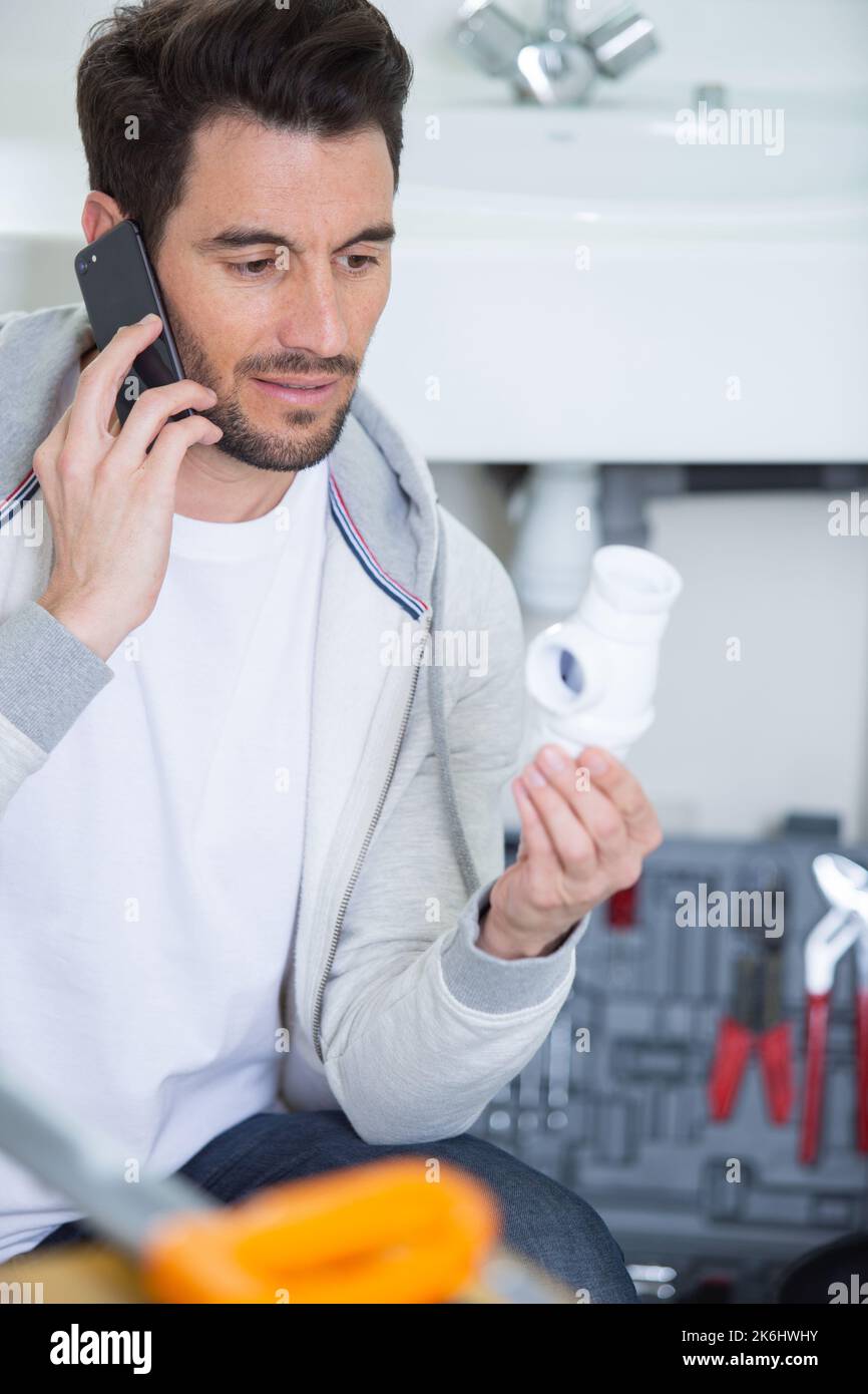 Plumber using phone hi-res stock photography and images - Alamy