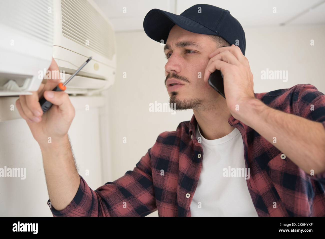 Engineer servicing air conditioner hi-res stock photography and images ...