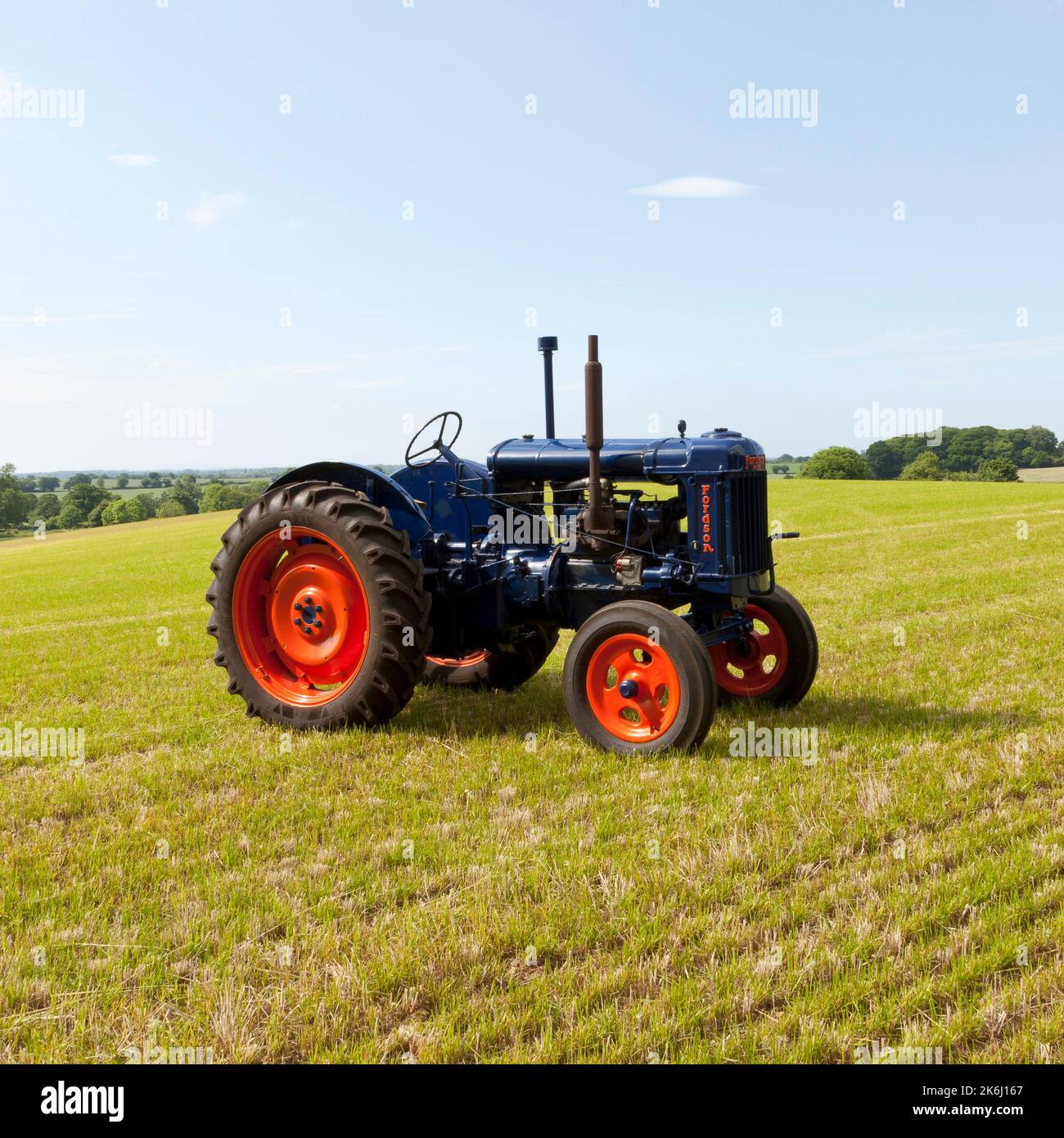 Fordson E27 N Vintage tractor Stock Photo - Alamy