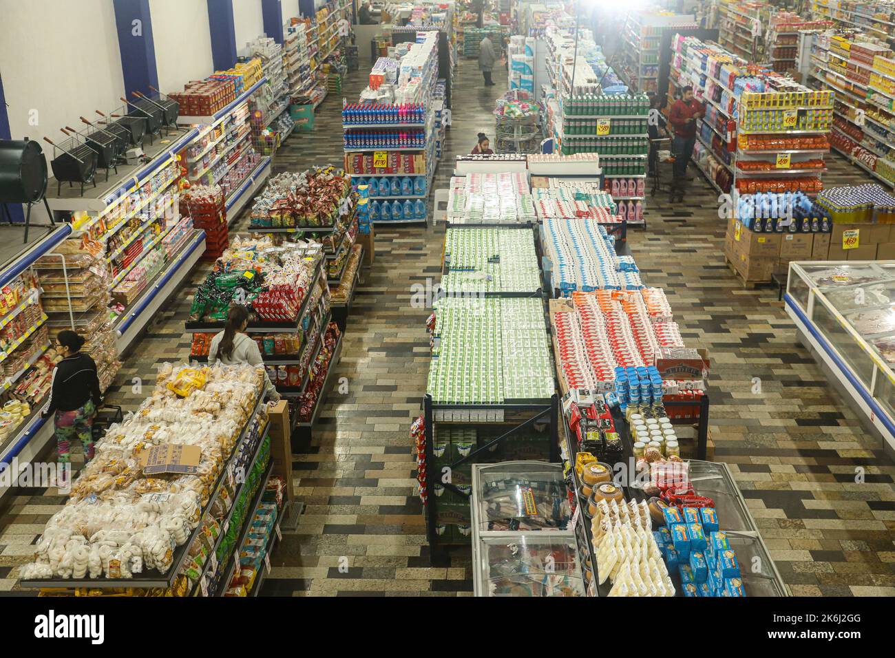 Top view and panoramic view of a market with a variety of products ...