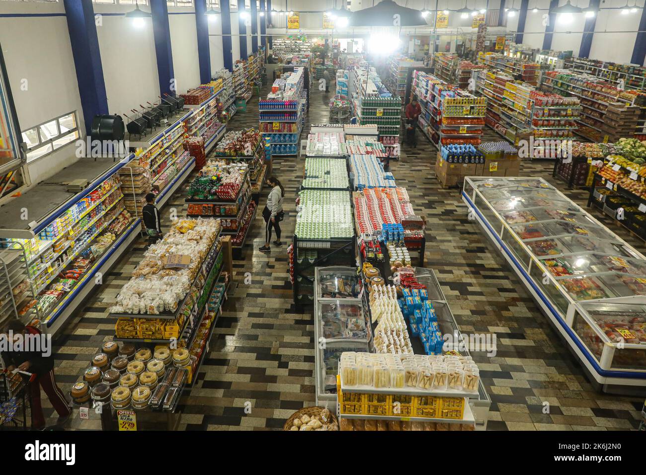 Top view and panoramic view of a market with a variety of products ...