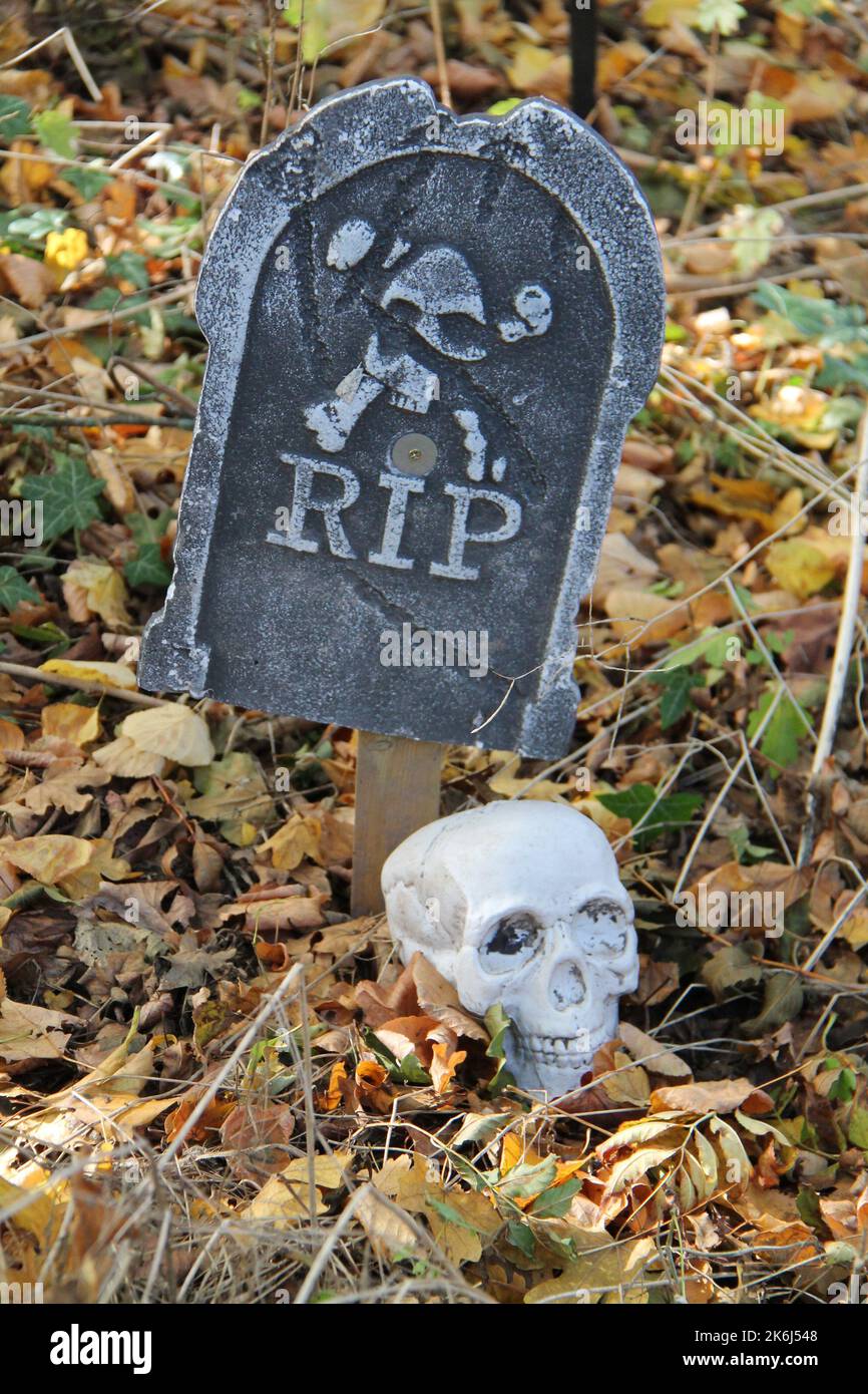 A Mock Horror Gravestone and Human Head Skull Stock Photo - Alamy