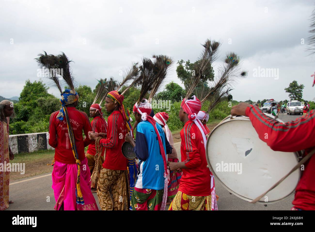 Indian tribal dancers group hi-res stock photography and images - Alamy