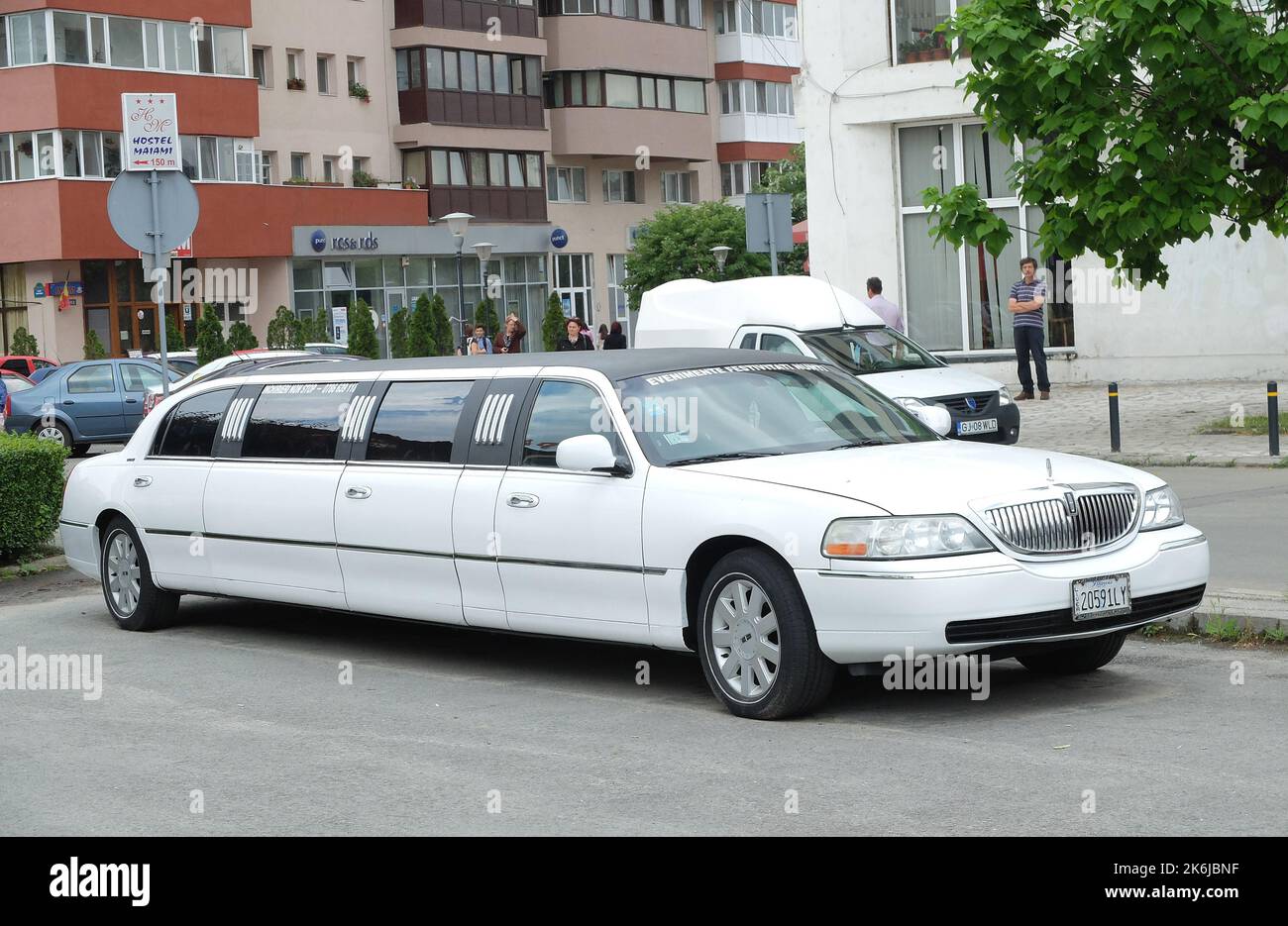 White limousine hi-res stock photography and images - Alamy