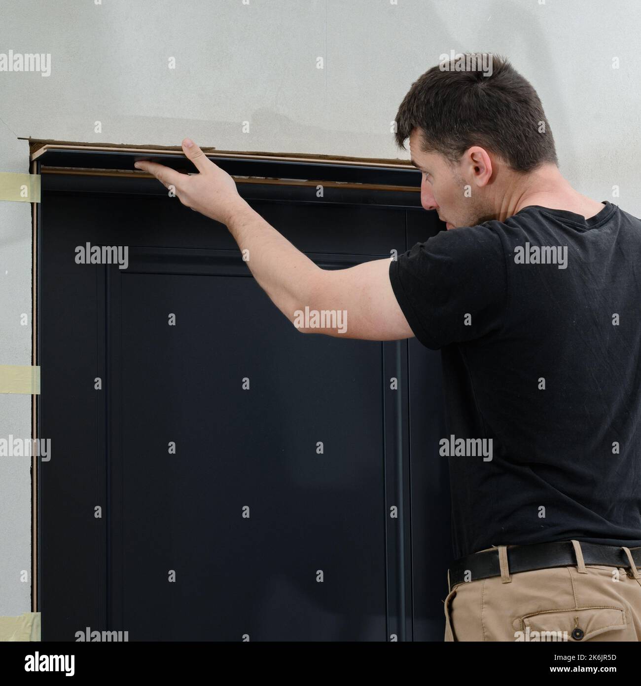 Checking the door frame for evenness of the surface after installation ...