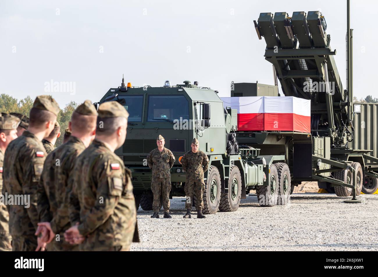 Torun, Poland. 14th Oct, 2022. Army servicemen stand by on anti ...