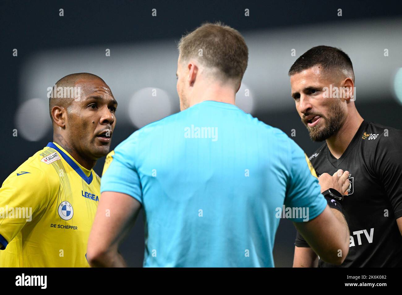 Beveren's Luiz Everton and Deinze's Dylan De Belder in discussion with ...