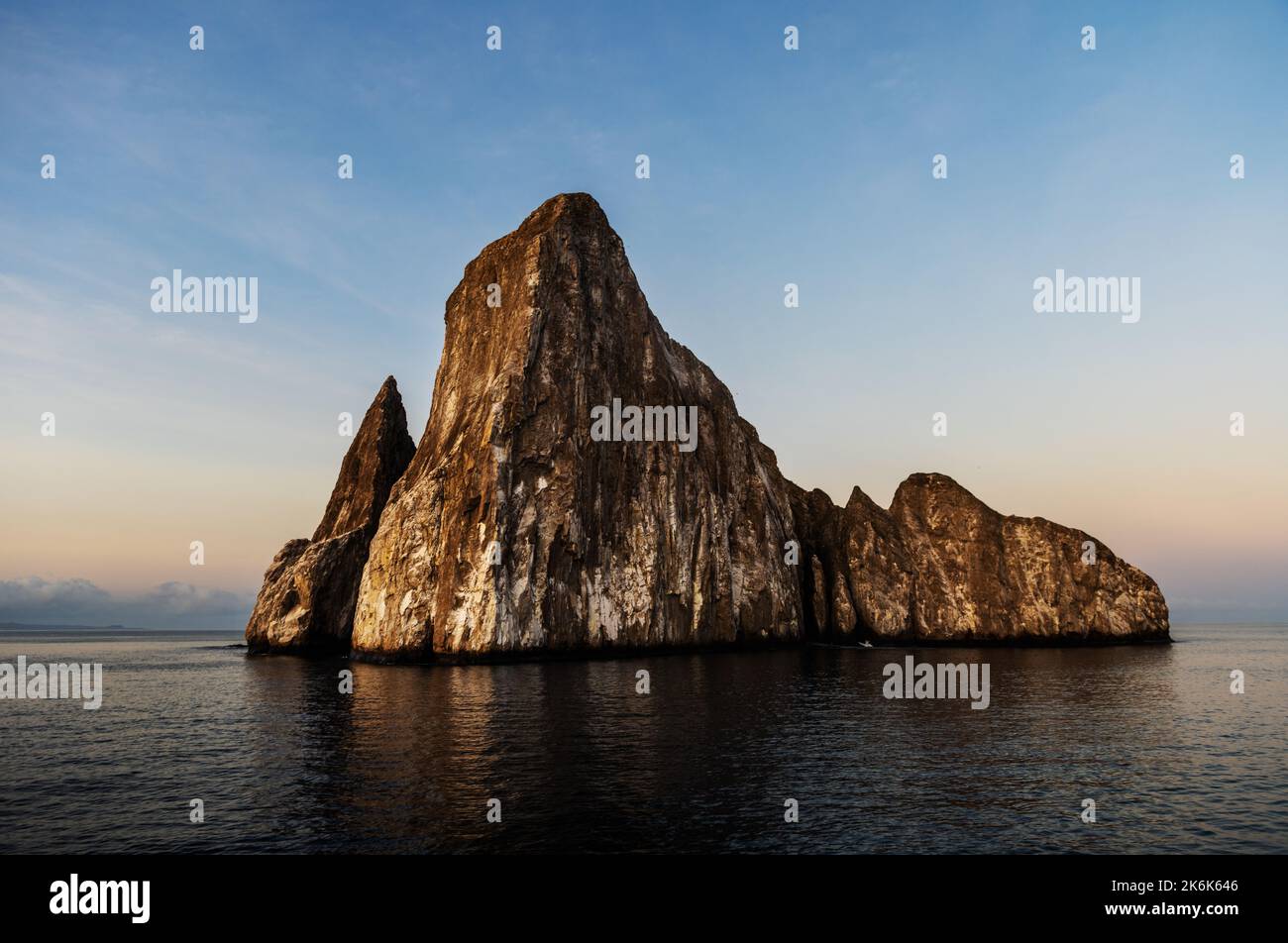 leon dormido, Roca León Dormido at sunrise, Galapagos islands, Ecuador ...
